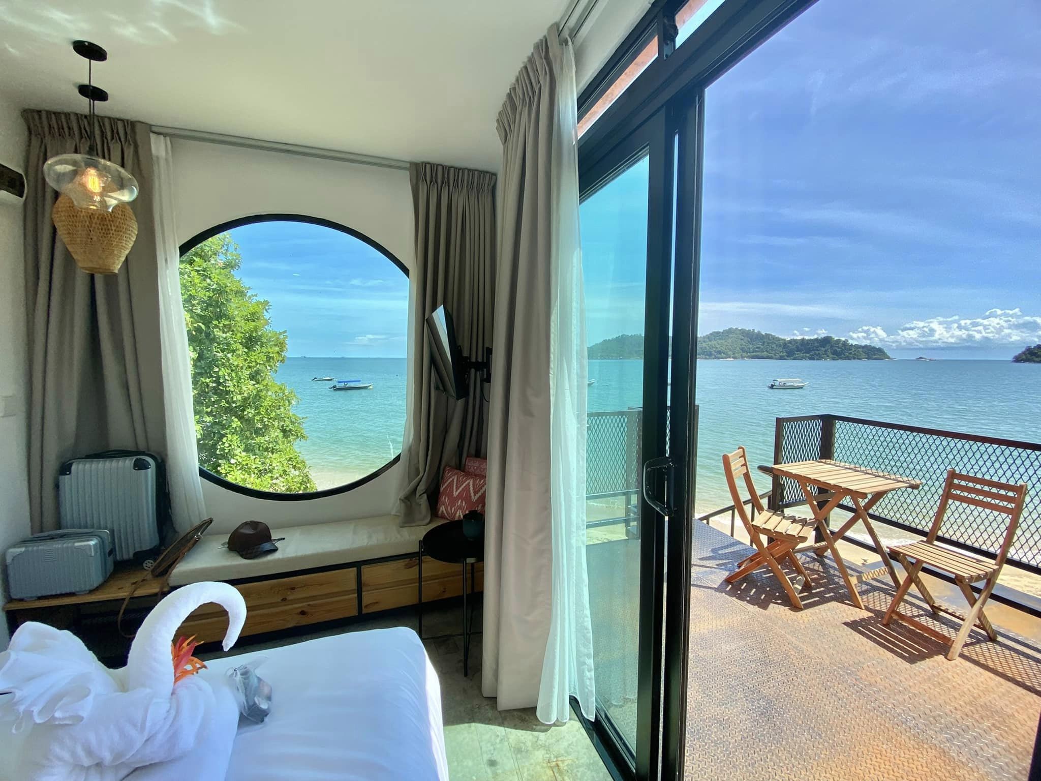 "Hotel Kontena Alun Retreat, Pulau Pangkor: Layan Sunset, Borong Coklat ...