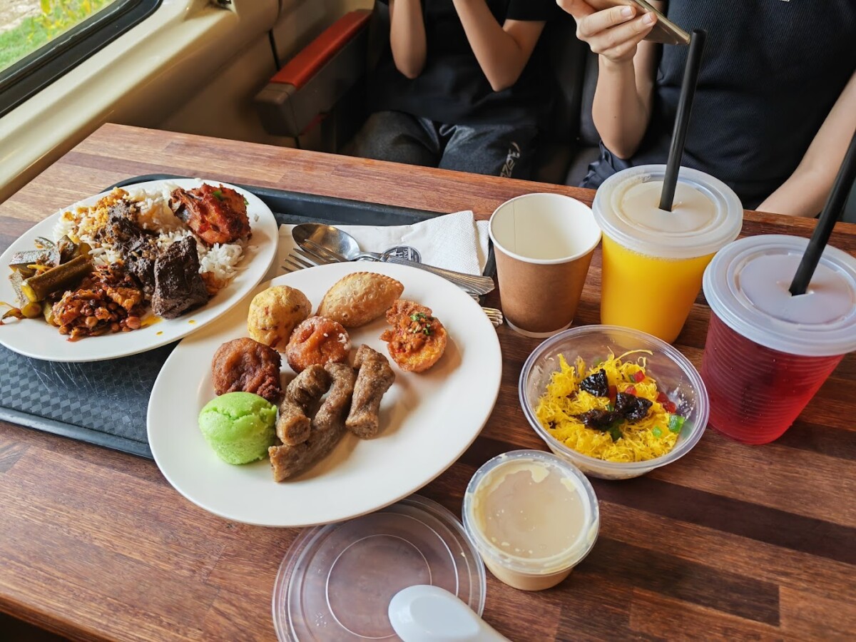 Kafe Di Pekan Beri Pengalaman Unik Makan Dalam Koc Kereta Api