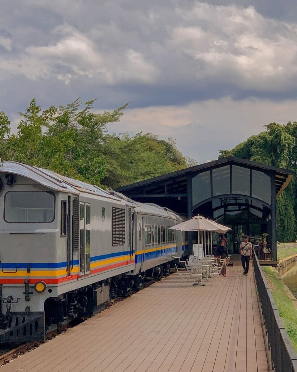 Kafe Di Pekan Beri Pengalaman Unik Makan Dalam Koc Kereta Api
