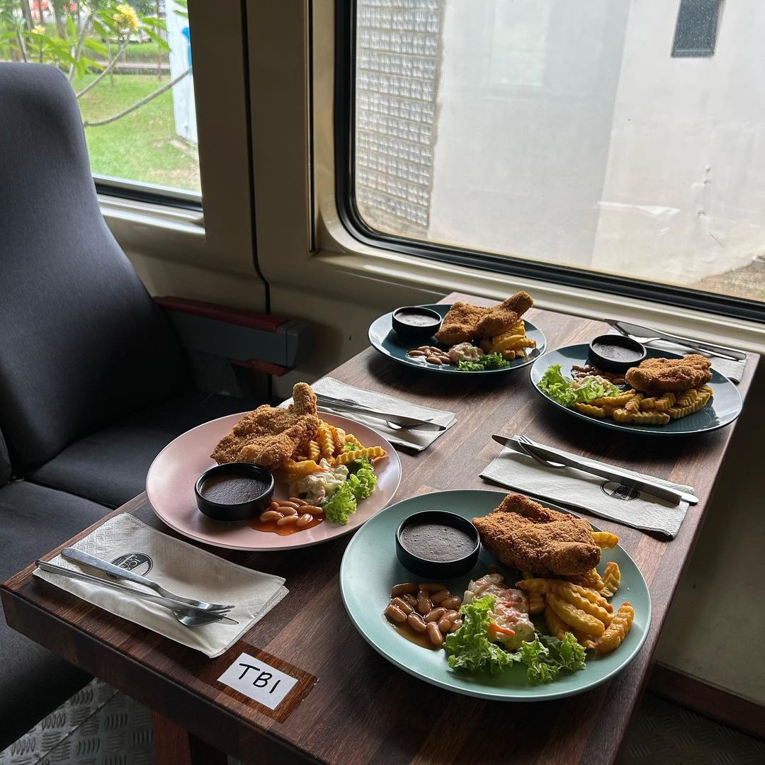 Kafe Di Pekan Beri Pengalaman Unik Makan Dalam Koc Kereta Api