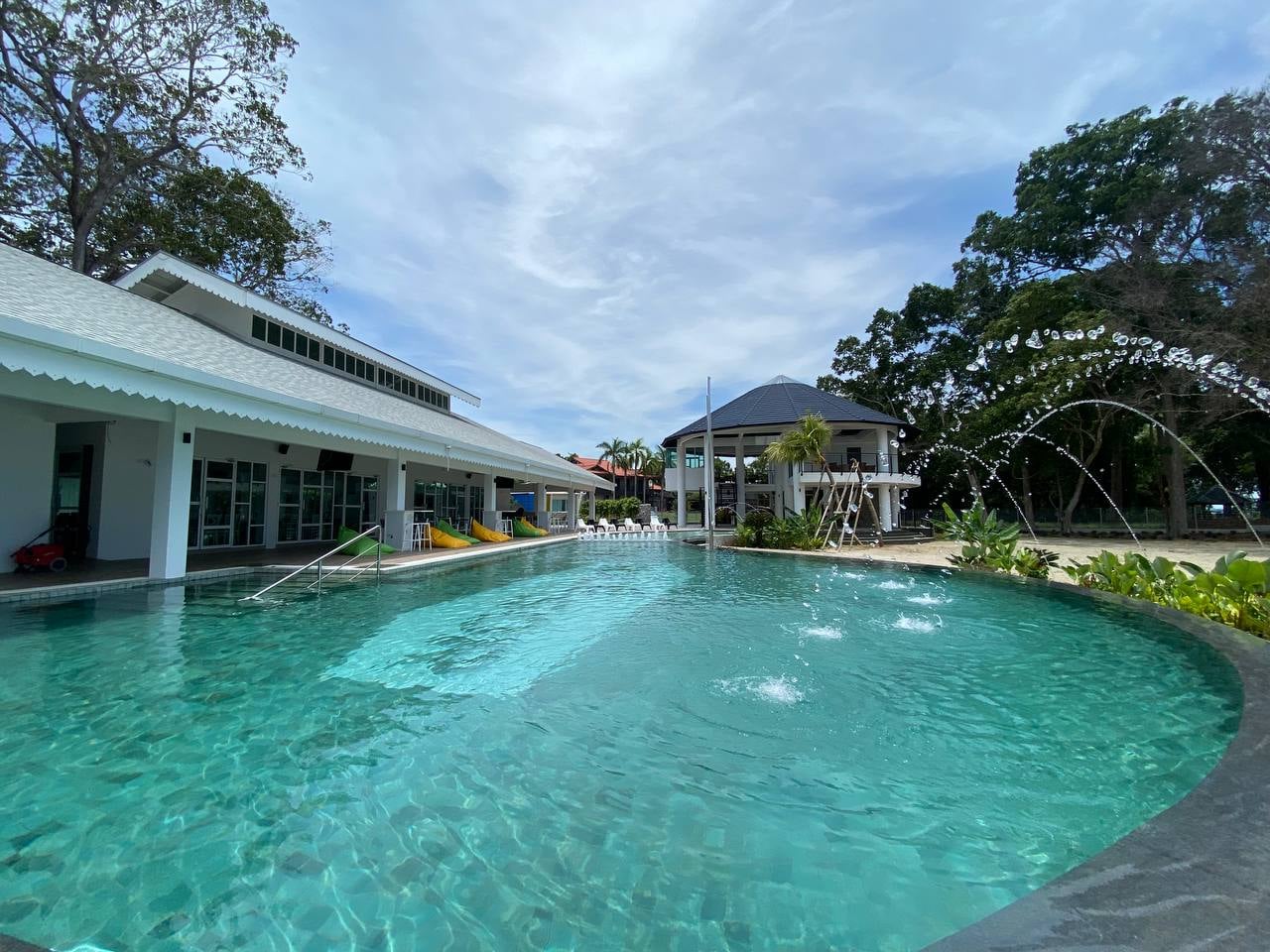 Solesor Kampong Beach Resort Penginapan Kontena Unik di Port Dickson ...