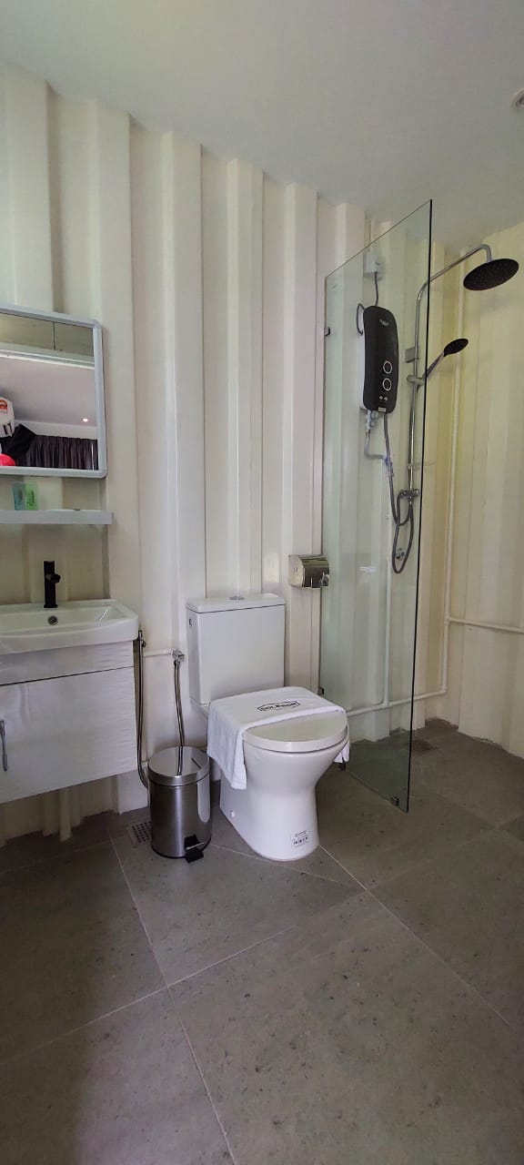 Solesor Kampong Beach Resort Penginapan Kontena Unik di Port Dickson ...