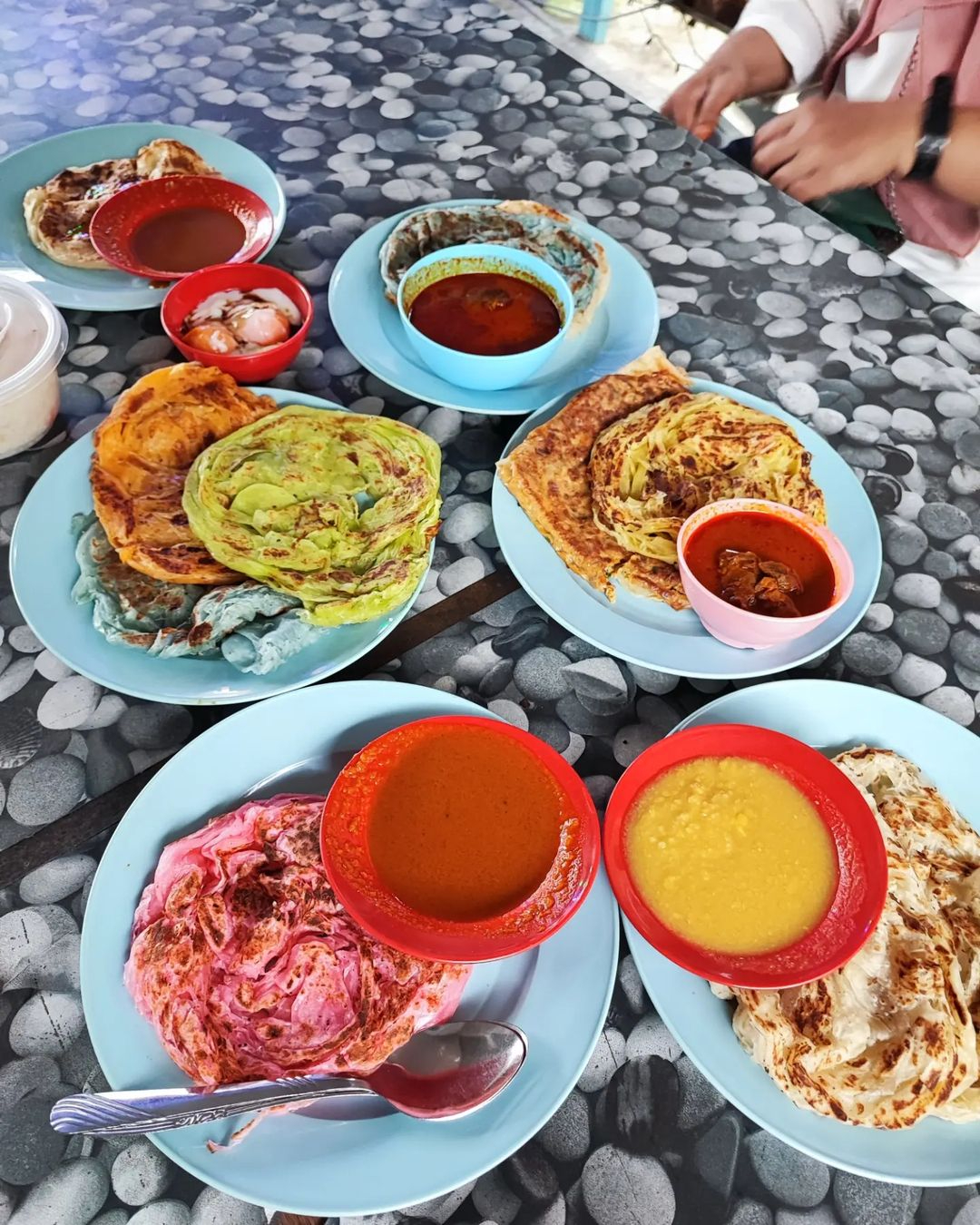 Roti Canai Pelangi Yang Colorful Dan Penuh Rasa di Warung Dimyati Roti ...