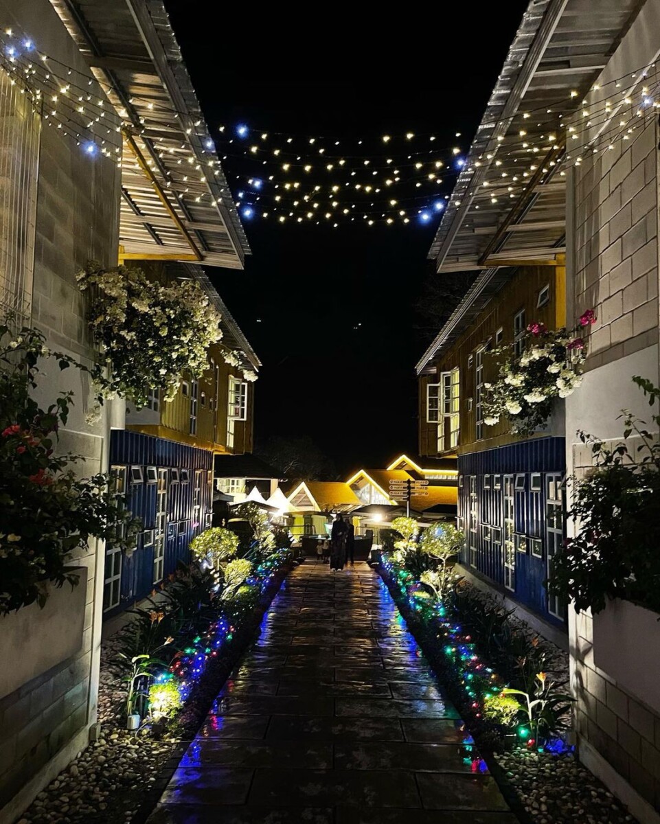 Solesor Kampung Beach Resort, Penginapan Kontena Unik di PD Solesor ...