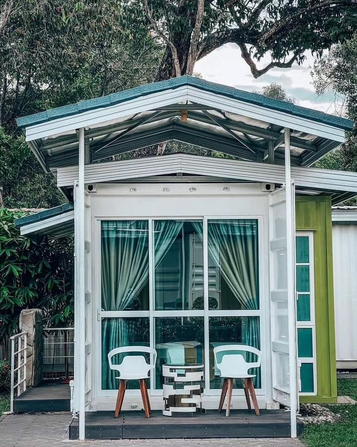 Solesor Kampung Beach Resort, Penginapan Kontena Unik di PD Solesor ...