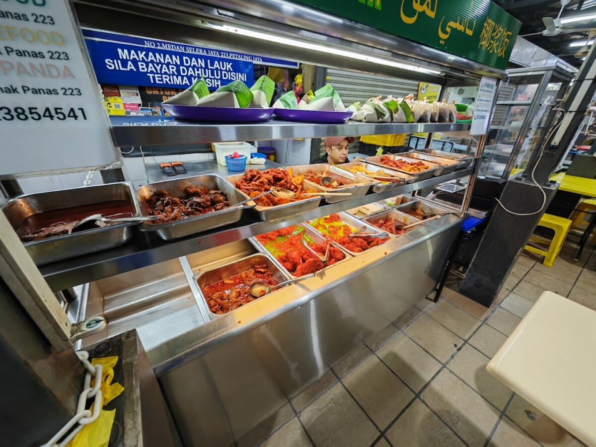 Gerai Selera Jaya 223 Hidang Nasi Lemak Panas Digilai Ramai!