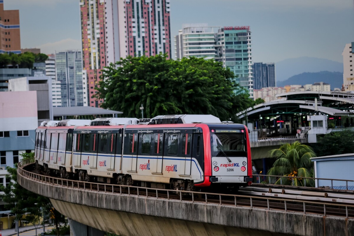Elak Tersekat Dalam Jem! Senarai Shopping Mall Berdekatan Dengan LRT/MRT